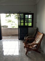 Estúdio básico, vista para o jardim | Parte interna