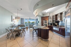 Condo com design assinado, 2 quartos, sacada, vista para o rio | Opções para refeição no quarto