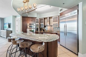 Apartamento Signature em Condomínio Fechado, 2 quartos, varanda, vista para o rio | Cozinha privada | Um frigorífico, um micro-ondas, um forno, uma placa de cozinha 