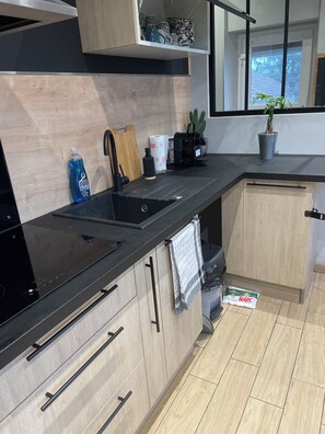 Apartamento Familiar, casa de banho privativa (L'Escale Féerique) | Cozinha privada | Um micro-ondas, um forno, uma placa de cozinha, utensílios de cozinha 
