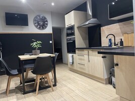 Apartamento família, banheiro privativo (L'Escale Féerique) | Cozinha compartilhada | Máquina de café expresso, cafeteira/chaleira, geladeira grande