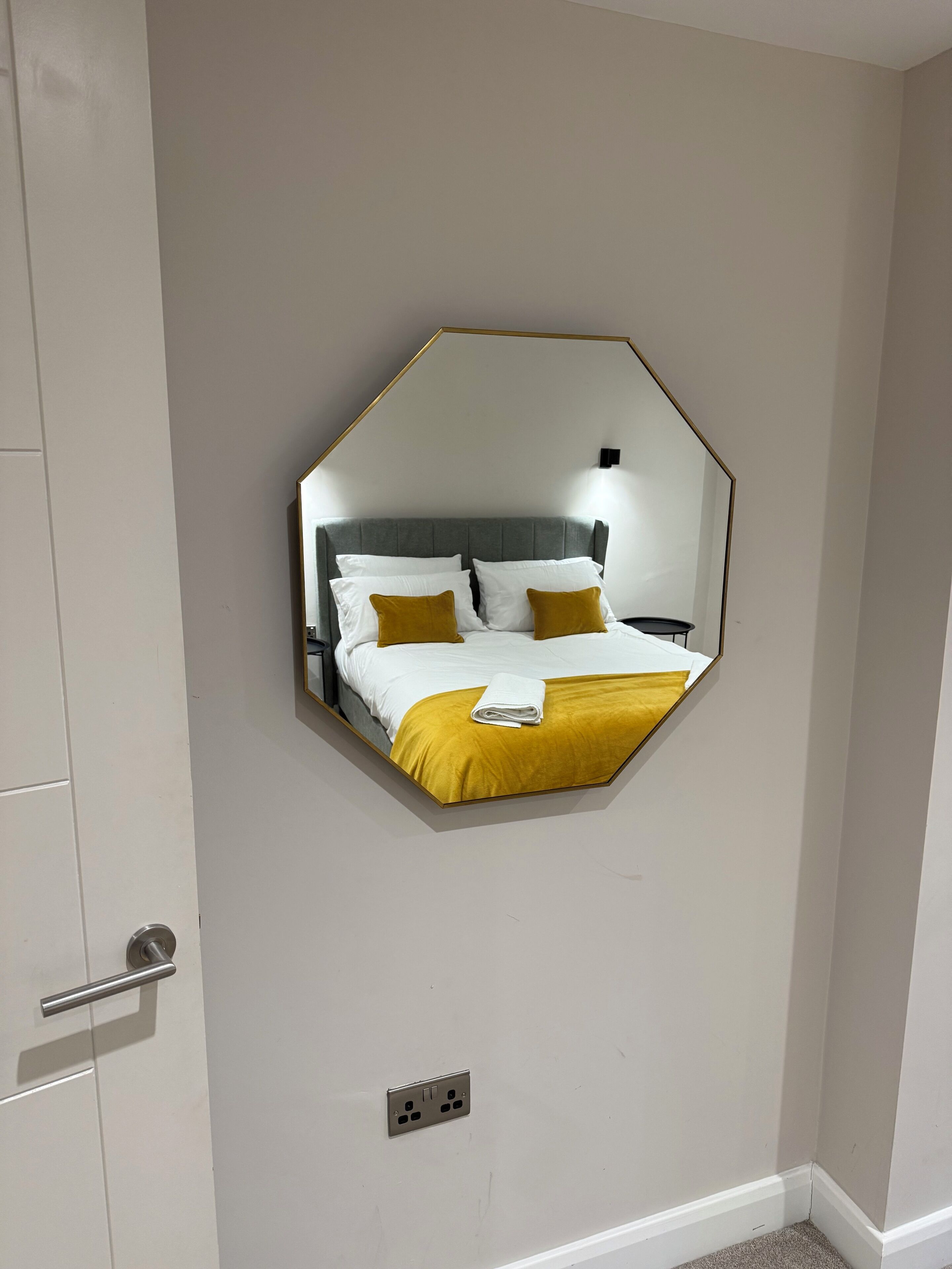 Spacious City Centre Apartment - Leeds Beckett University