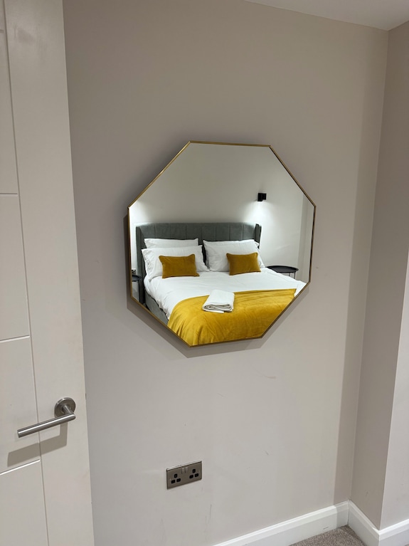 Spacious City Centre Apartment - Leeds Beckett University