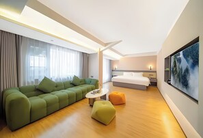 Escrivaninha, espaço de trabalho para notebook, cortinas blackout