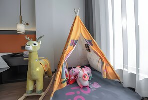 Escrivaninha, espaço de trabalho para notebook, cortinas blackout