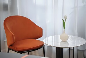 Escrivaninha, espaço de trabalho para notebook, cortinas blackout