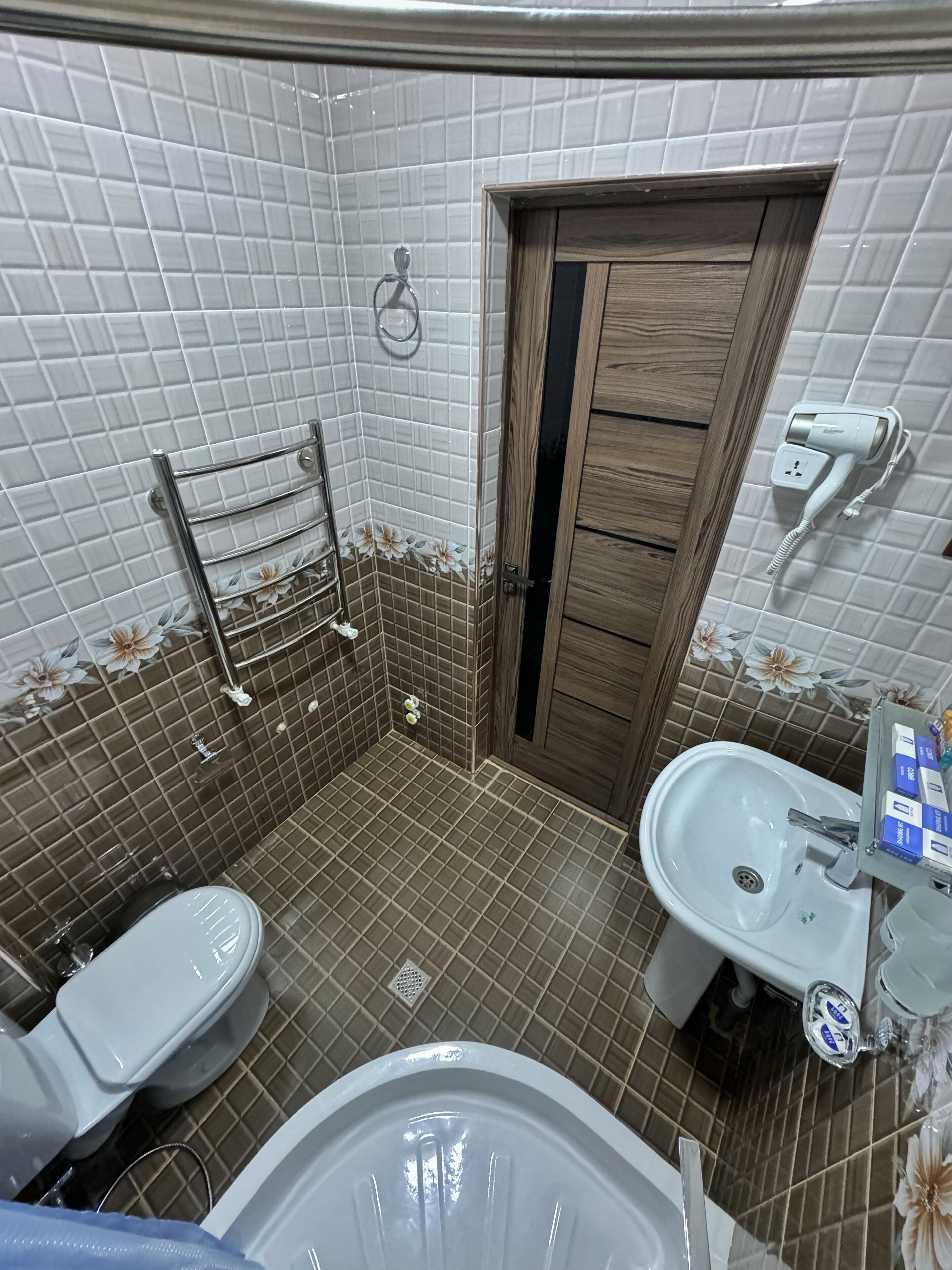Casa de banho com sanita, lavatório e zona de duche.