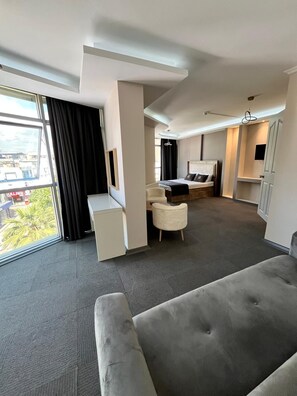 Quarto Quádruplo Familiar, Vista para a cidade | Secretária, secretária adequada para computadores portáteis 