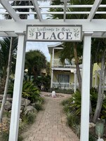 Casa luxo, 2 quartos, piscina particular, ao lado da praia | Detalhe da fachada