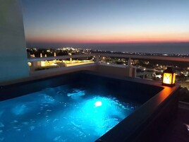 Suíte luxo, banheira de imersão, vista para o mar | Banheira de hidromassagem particular