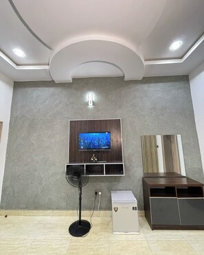 Quarto econômico, sacada, vista para a cidade | Parte interna