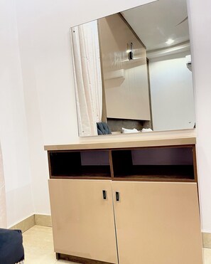 Quarto econômico, sacada, vista para a cidade | Parte interna