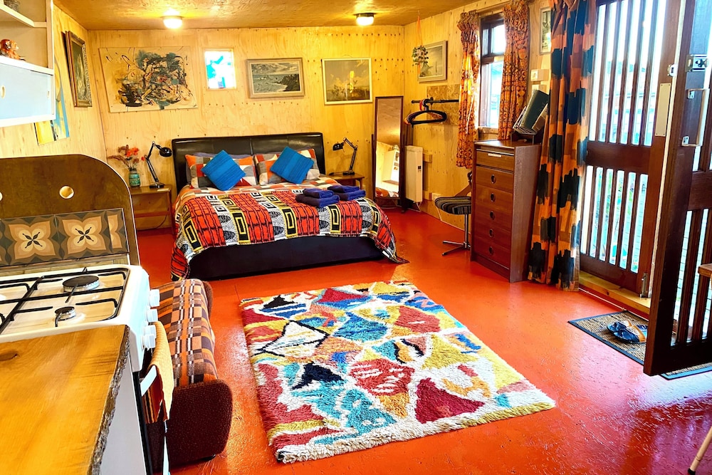 Riverbank Retreat- a wonderful self contained cabin on the river, by ...