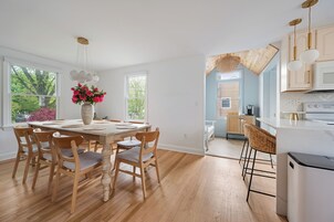 Casa, pátio, vista para o jardim | Sala de jantar