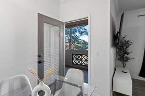 Apartamento | Sala de estar | Smart TV de 65 polegadas com canais por cabo 