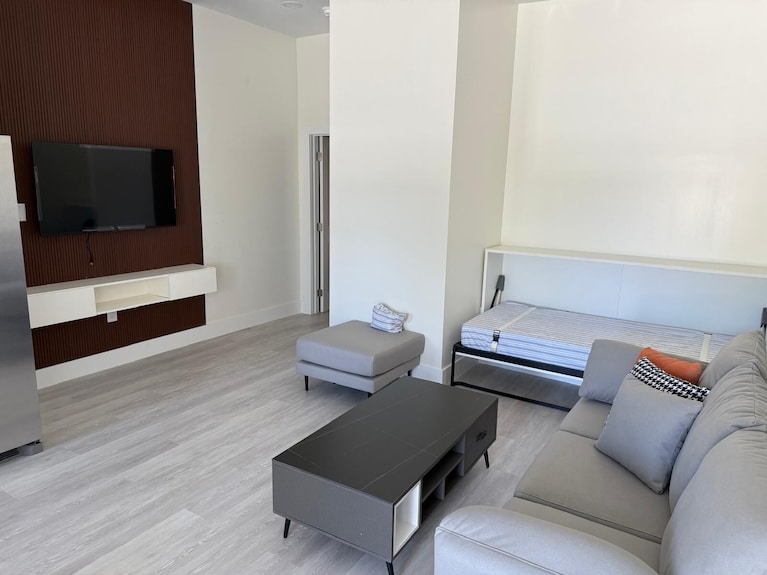 One Bedroom Apartment - Wifi, In Awesome West Bay - West Bay