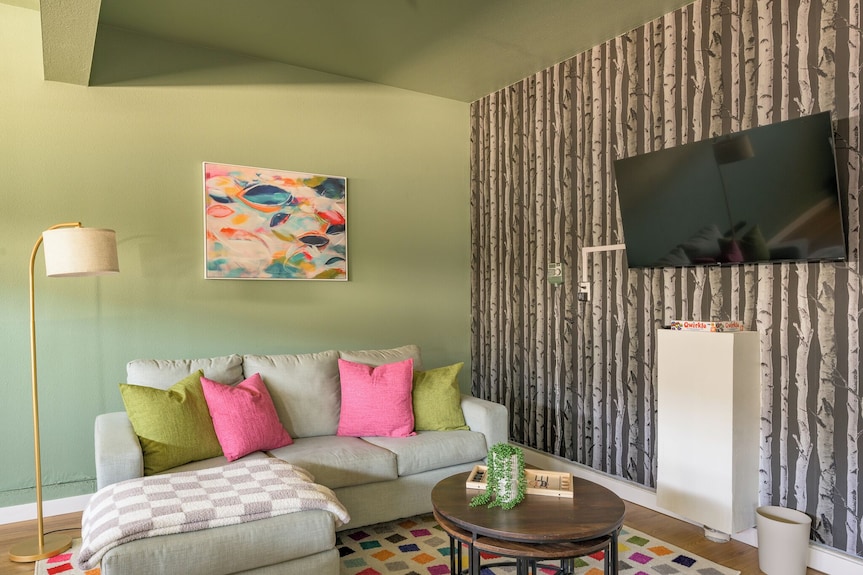 Entire Home - Sleeps 12, Pool Table & Foosball - Brighton, CO