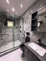 Quarto Deluxe, varanda, Vista para a cidade | Casa de banho | Artigos de higiene pessoal grátis, um secador de cabelo 