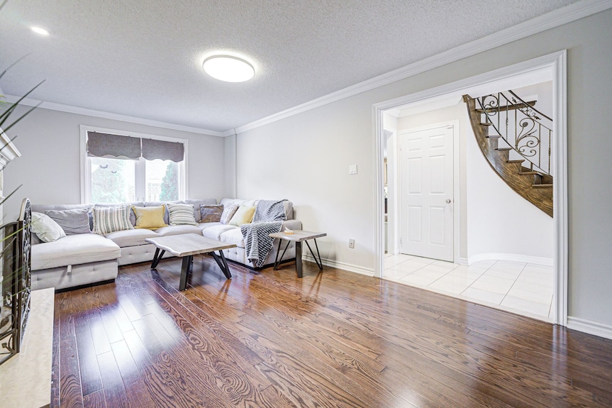 Upper-level Stylish Classic House In Rh - Vaughan