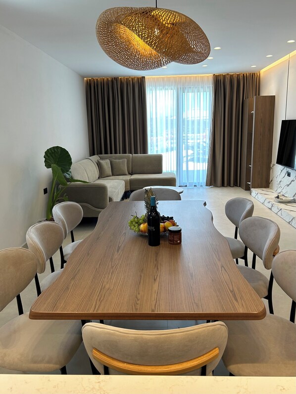 Villa Comfort, varanda, vista para a piscina | Sala de estar | Smart TV de 32 polegadas com canais digitais 