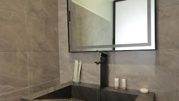 Apartamento Premium, varanda, vista para a colina | Casa de banho | Um polibã, chinelos, toalhas fornecidas