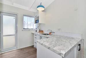 Quarto Duplo ou Twin Comfort, 1 cama king-size e sofá-cama, não fumadores, casa de banho privativa | Cozinha privada | Um frigorífico, um micro-ondas 