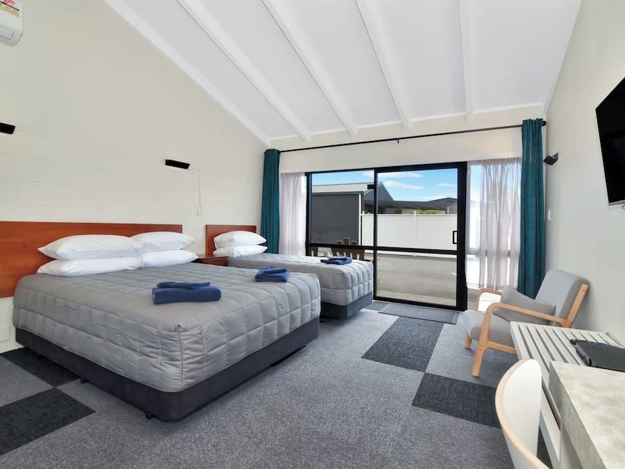 Quarto Triplo Comfort, várias camas, não fumadores, casa de banho privativa | Cortinas/cortinados opacos, ferro/tábua de engomar, Wi-fi grátis