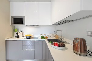 Apartamento Standard, vários quartos (Appartamento La Picozza) | Cozinha privada | Um frigorífico, um micro-ondas, uma placa de cozinha