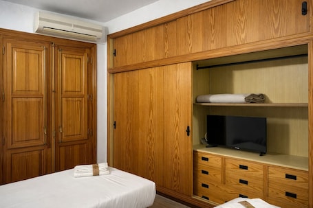 Quarto duplo básico, vista para a cidade | Wi-Fi de cortesia. Viviaro Peixcateria