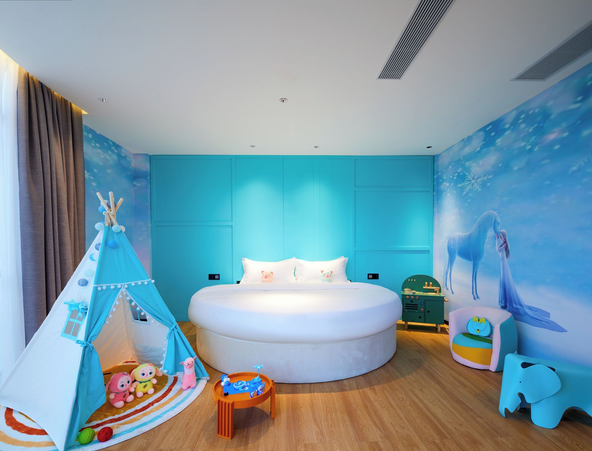 Quarto com uma cama grande, uma tenda e um mural de um cavalo e um cavaleiro.