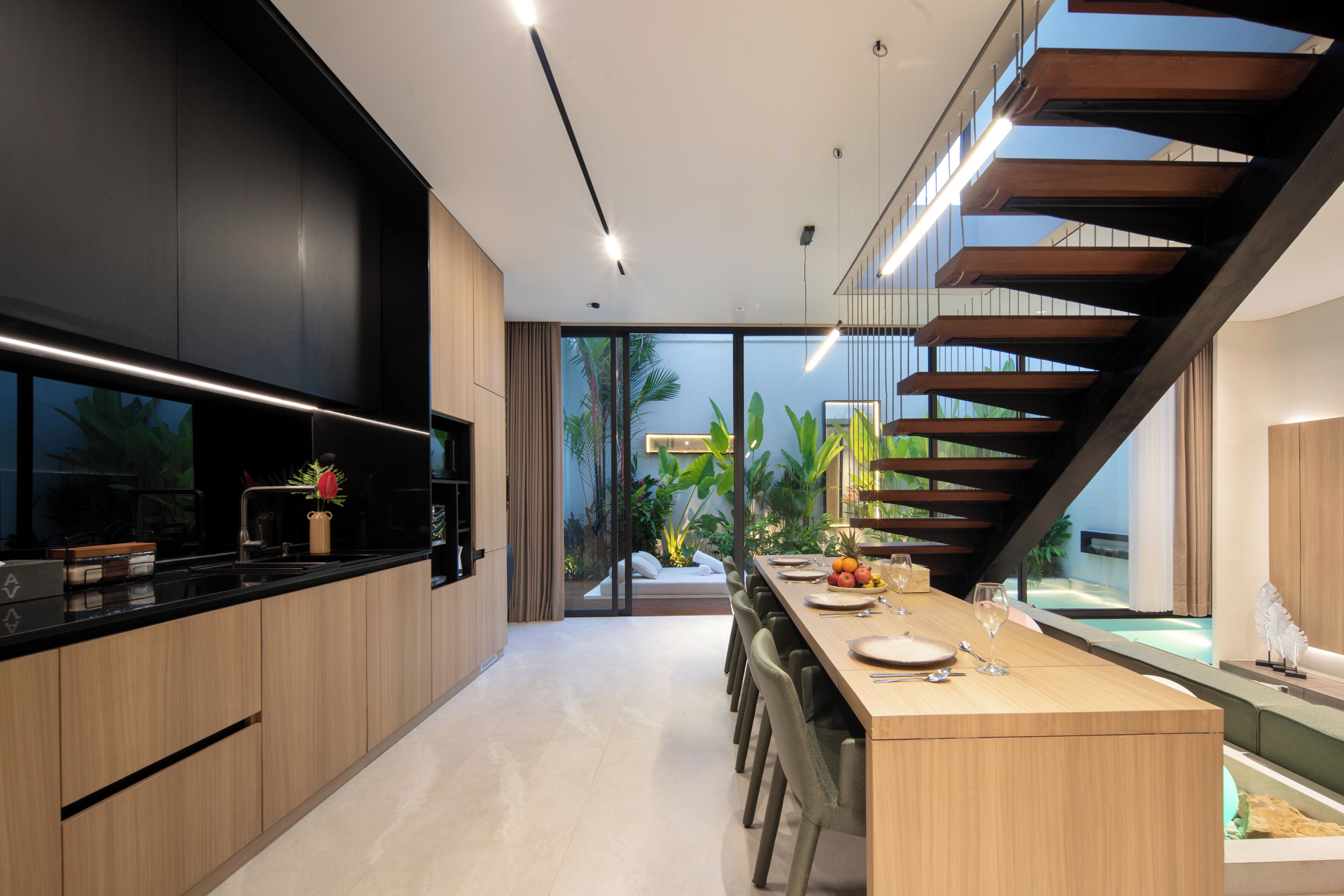 Um frigorífico/congelador grande, um micro-ondas, uma placa de cozinha 