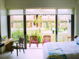 Quarto Júnior, vista para o jardim | Cofre no quarto, secretária