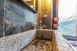 Dúplex Familiar, pátio, vista para a montanha | Casa de banho | Um polibã, um secador de cabelo, toalhas fornecidas, sabão 