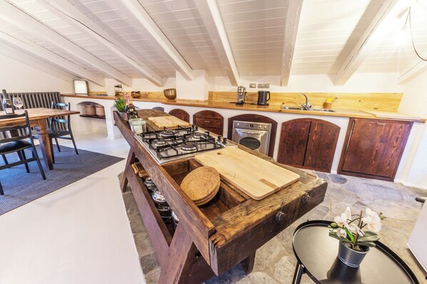 Dúplex Familiar, pátio, vista para a montanha | Cozinha privada | Um frigorífico, um forno, uma placa de cozinha 