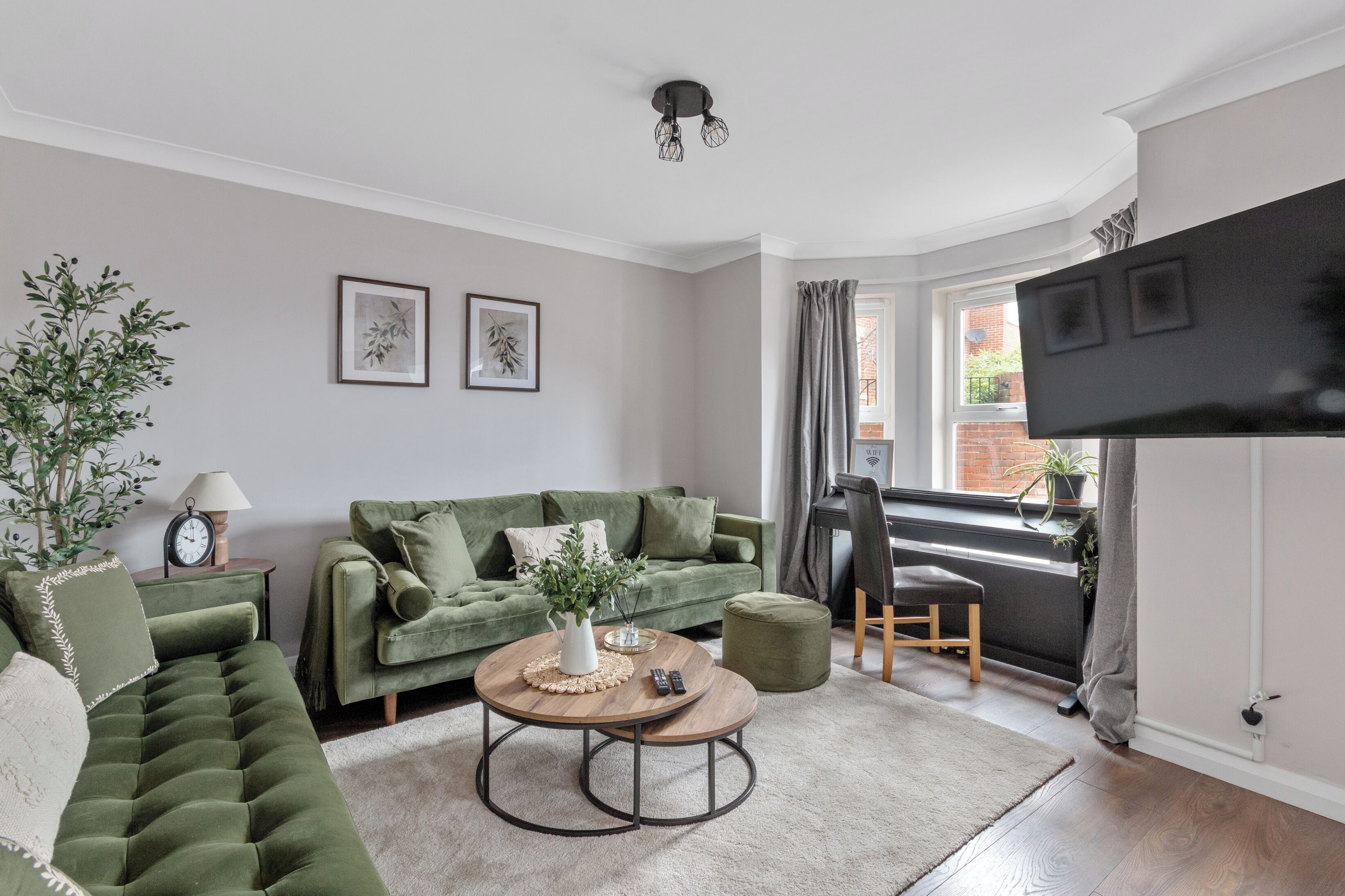 5-bed Home (Sleeps 11), 3.5 Baths, Free Parking - Guildford