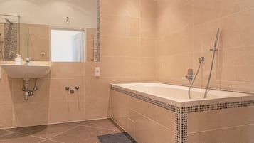 Apartamento básico | Banheiro | Banheira e chuveiro separados, produtos de toalete grátis