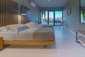 Cofres nos quartos, cortinas blackout, ferros/tábuas de passar roupa