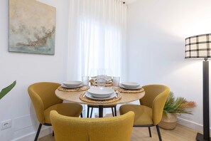 Apartamento (2 Bedrooms) | Refeições no quarto
