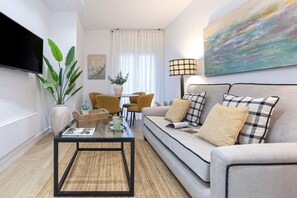Apartamento (2 Bedrooms) | Sala de estar | Televisor 