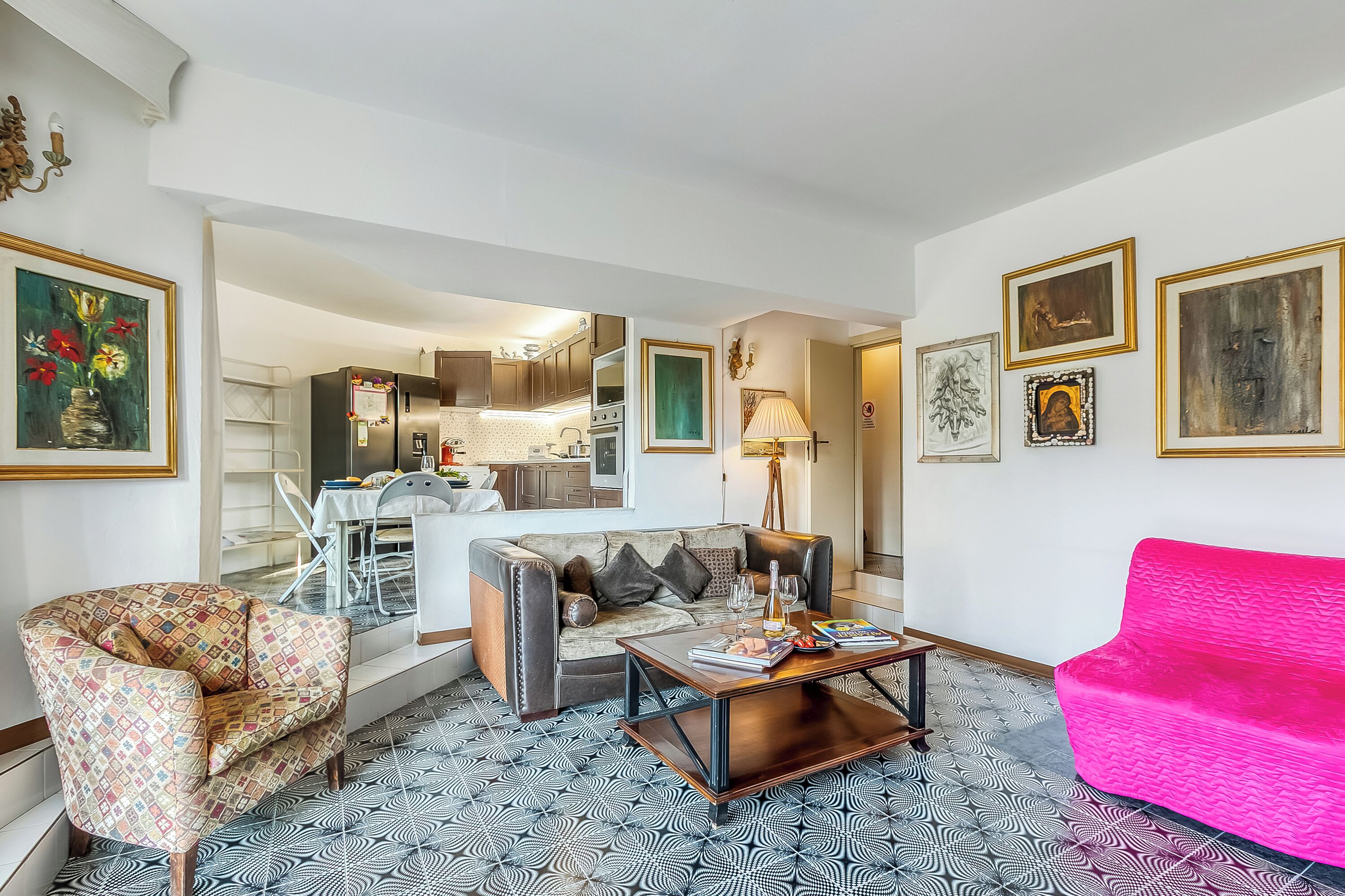 Apartamento standard, vários quartos, 2 banheiros (Thai House 100mt From The Lake) | Área de estar | TV de tela plana 21 polegadas com canais a cabo