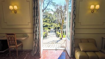 Suite Premier, vista para o parque | Secretária, secretária adequada para computadores portáteis