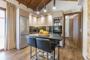 Elithea Villa Two | Cozinha privada | Geladeira grande, micro-ondas, fogão, cooktop