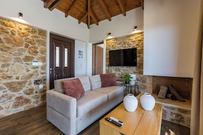 Elithea Villa Two | Sala de estar | Smart TV 50 polegadas com canais via satélite