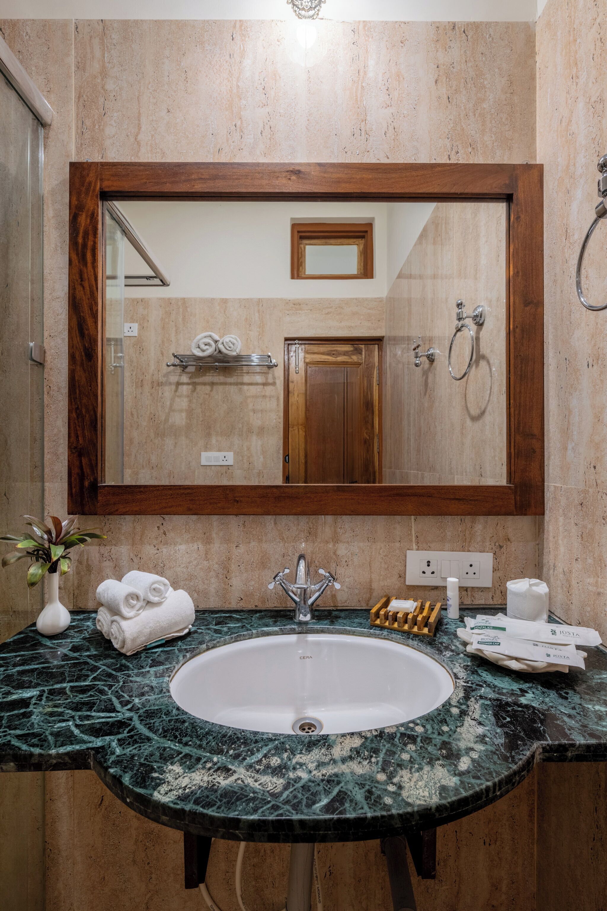 Quarto solteiro standard, vista para o jardim | Banheiro | Chuveiro, secador de cabelo, toalhas de banho, sabonete