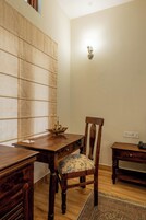 Quarto Individual Standard, vista para o jardim | Secretária 