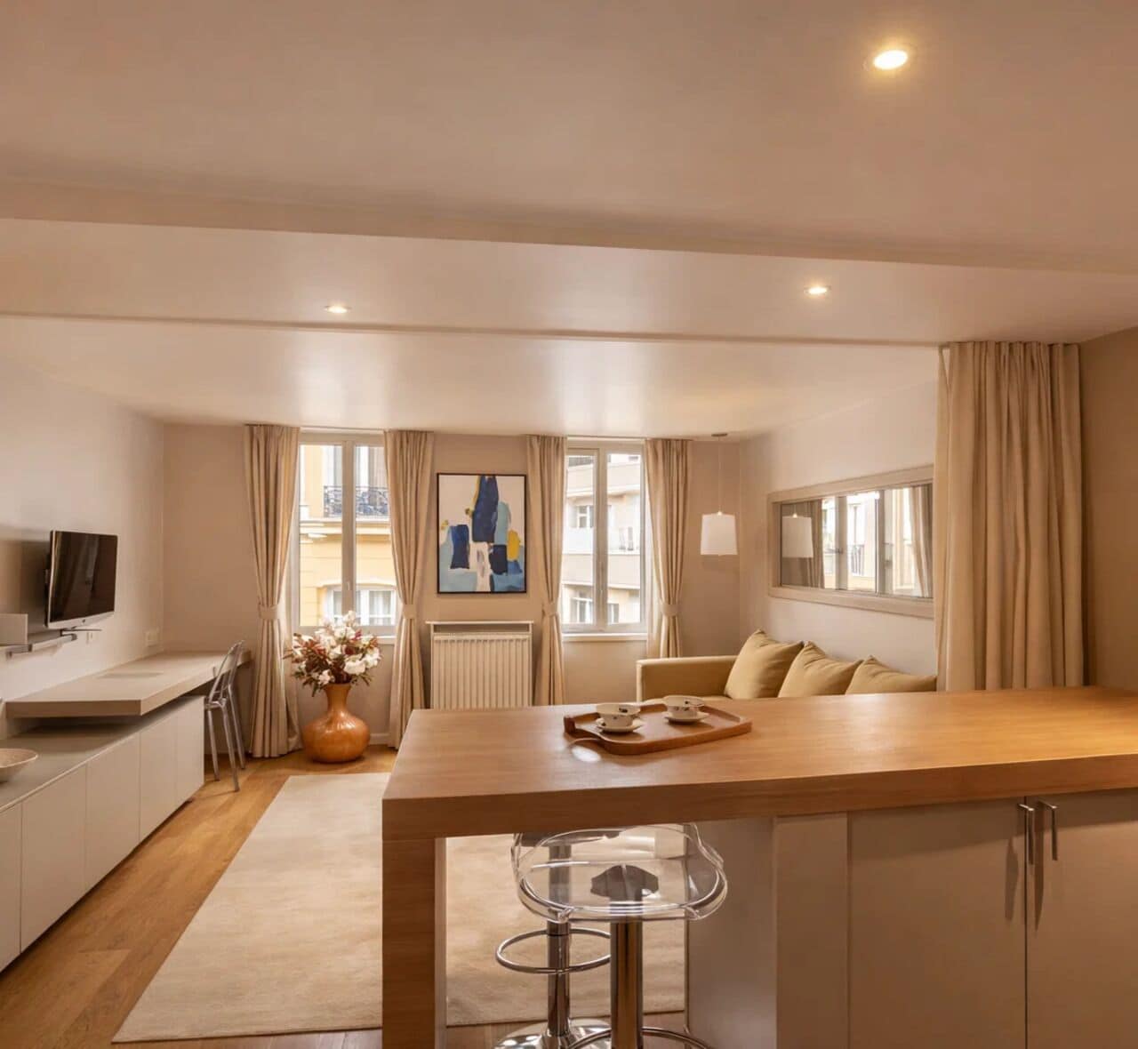 Apartamento luxo, vista para a cidade | Área de estar | Smart TV 80 cm com canais digitais