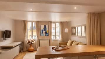 Apartamento Deluxe, Vista para a cidade | Sala de estar | Smart TV de 80 cm com canais digitais