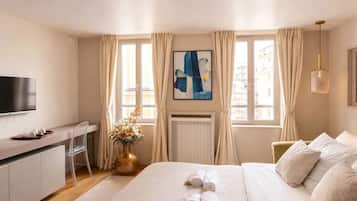 Apartamento luxo, vista para a cidade | Área de estar | Smart TV 80 cm com canais digitais