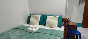 Quarto Duplo Standard | Secretária, Wi-fi grátis, roupa de cama fornecida 