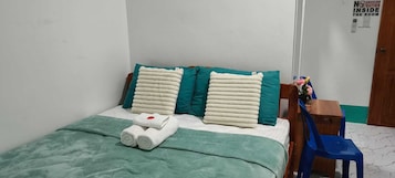 Quarto casal standard | Escrivaninha, Wi-Fi de cortesia, roupa de cama